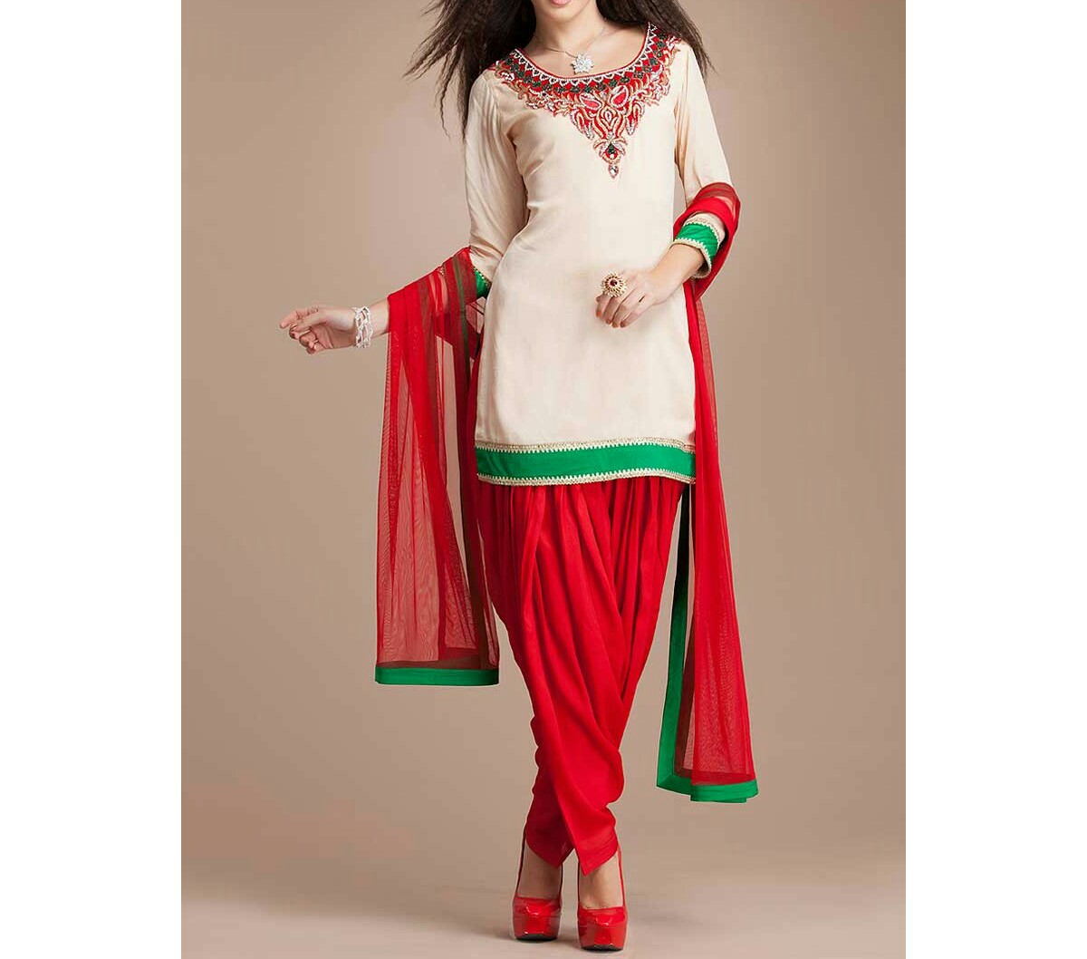 Top 10 Indian Outfits for Women: A Guide to Elegance and Tradition ...